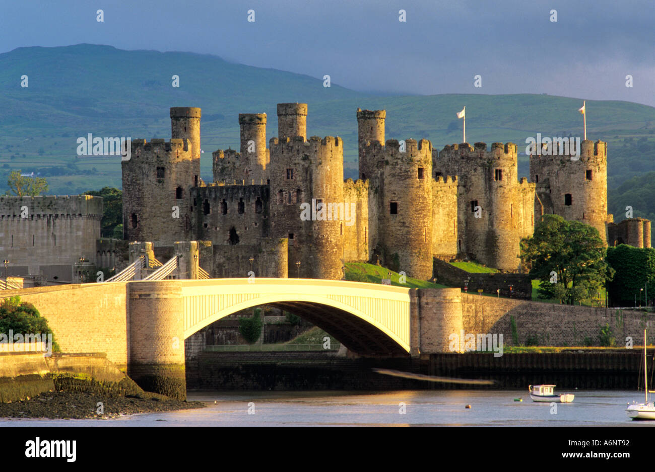 Conwy castle night north wales hi-res stock photography and images - Alamy