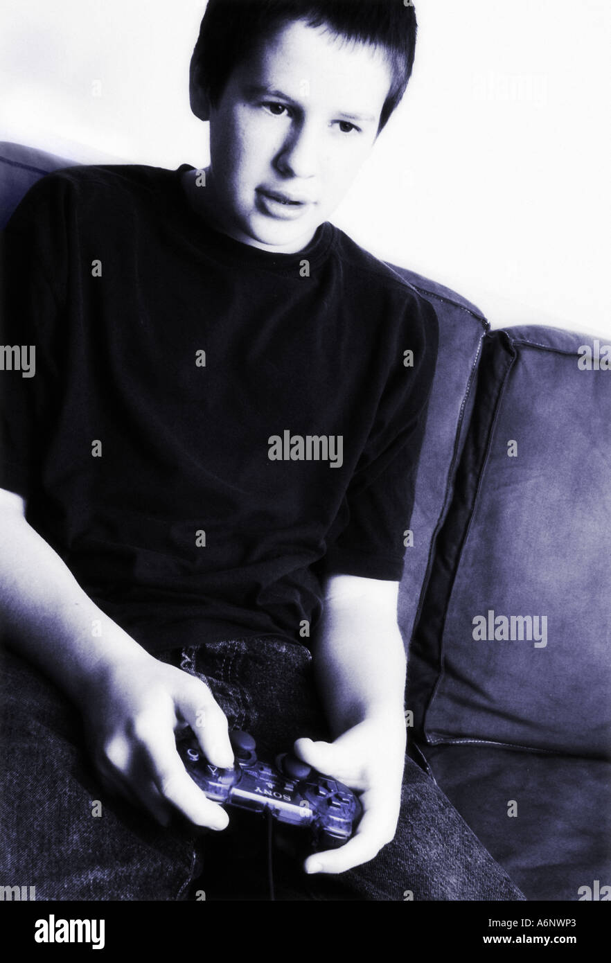 Kids playing playstation hi-res stock photography and images - Alamy