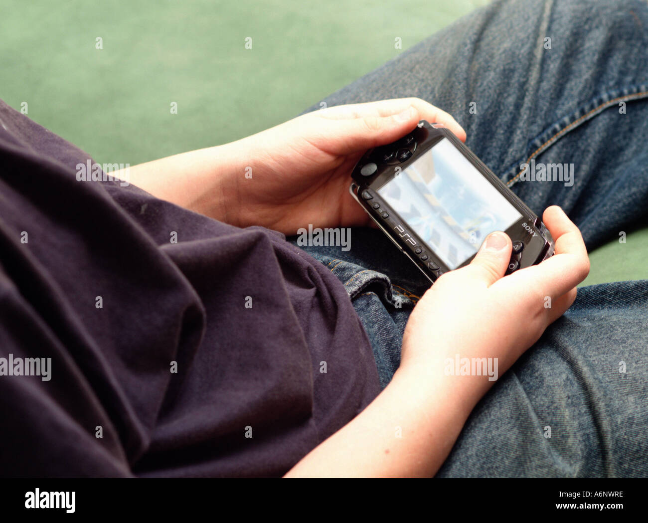Kids playing playstation hi-res stock photography and images - Alamy
