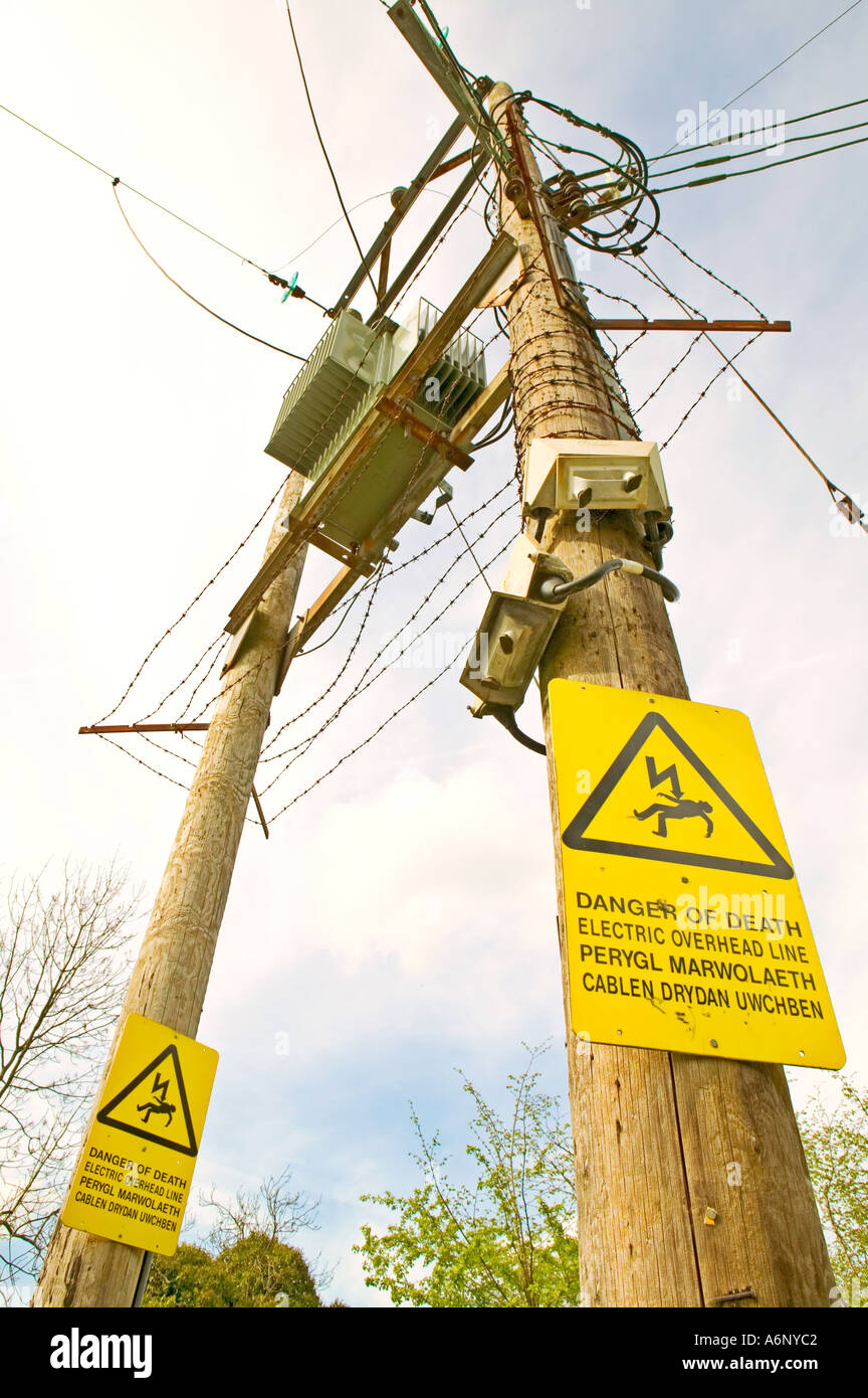 Warning sign electricity lightning bolt hi-res stock photography and ...