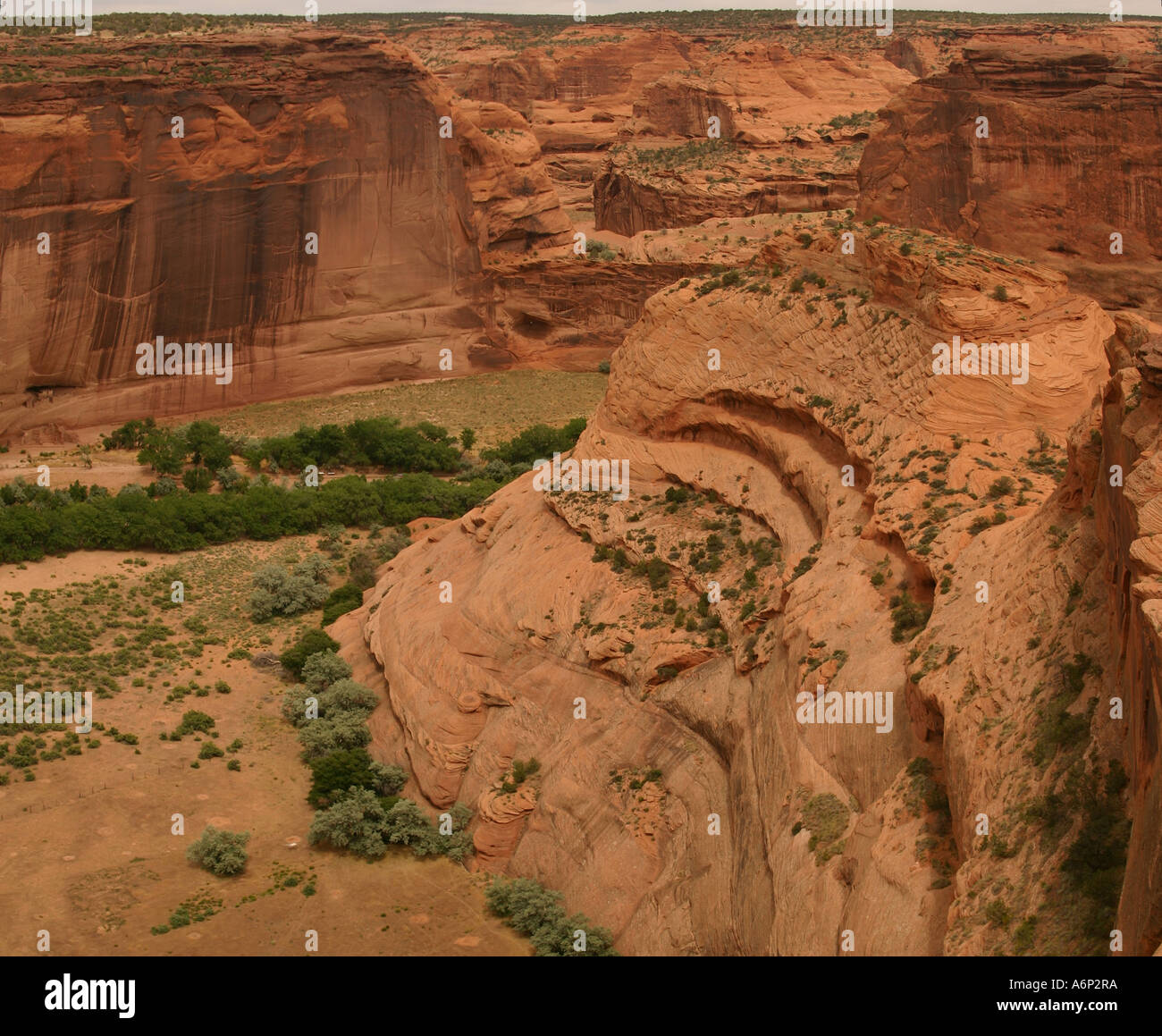 White House canyon in Canyon Del Chelly. The White House ruins are in ...