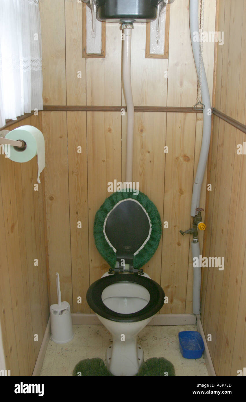 Old fashioned toilet cistern hi-res stock photography and images - Alamy