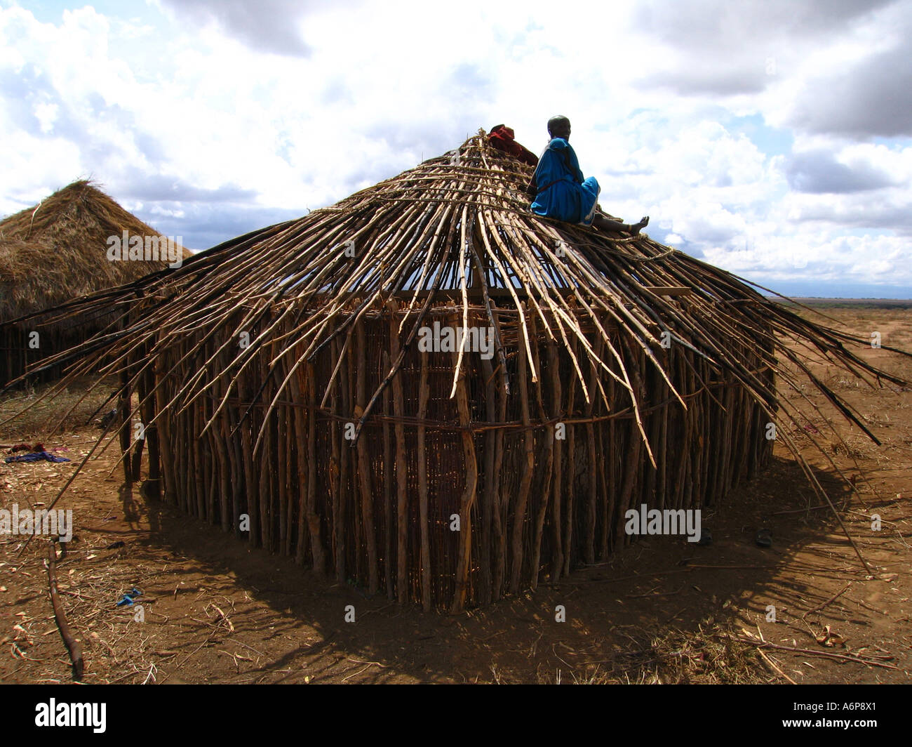 Maasai lady building a traditional home Stock Photo - Alamy