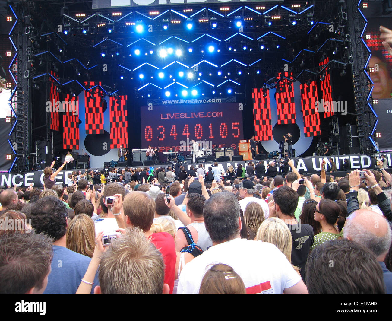 Live 8 concert hyde park hi-res stock photography and images - Alamy