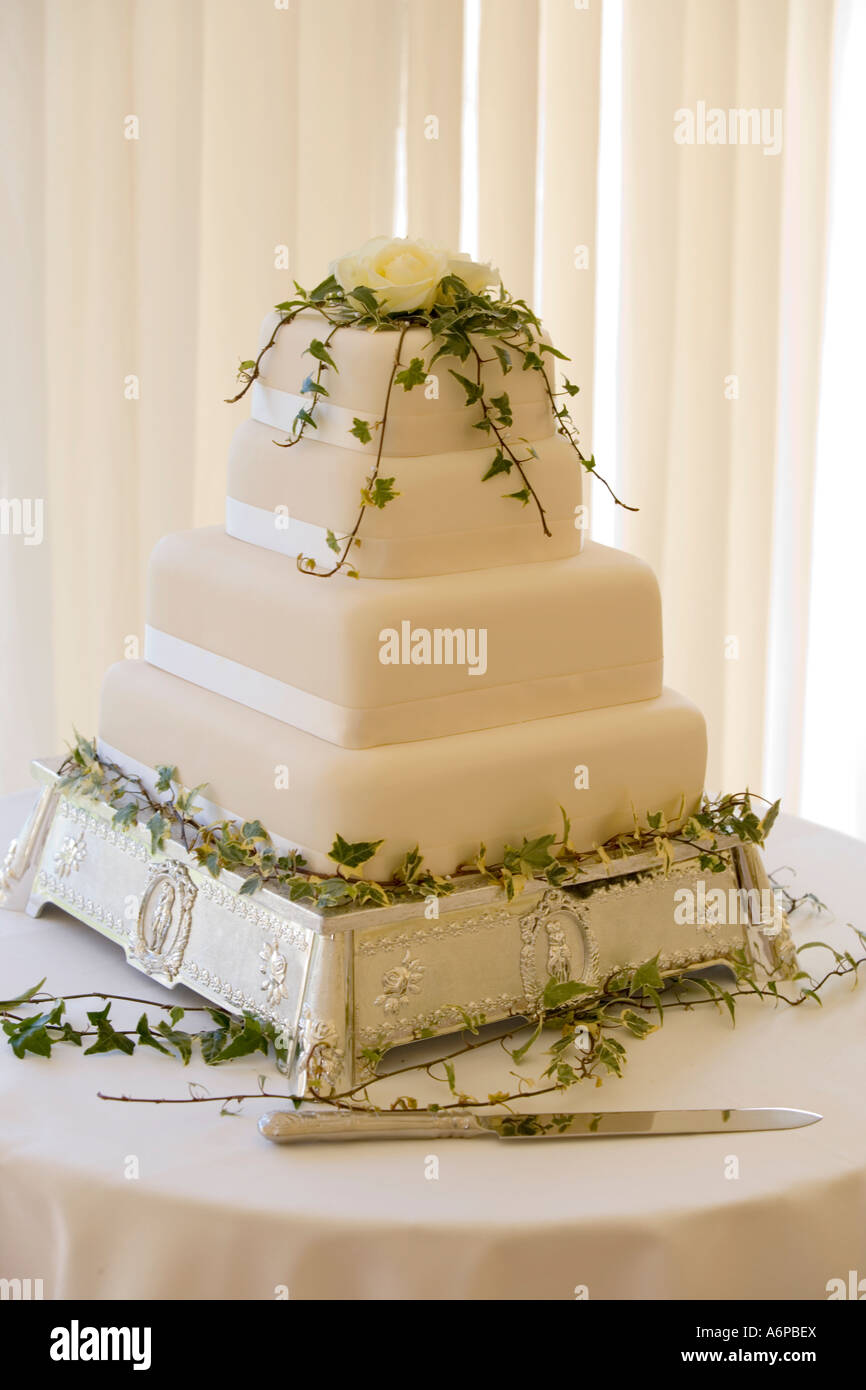 Ivy wedding cake hi-res stock photography and images - Alamy