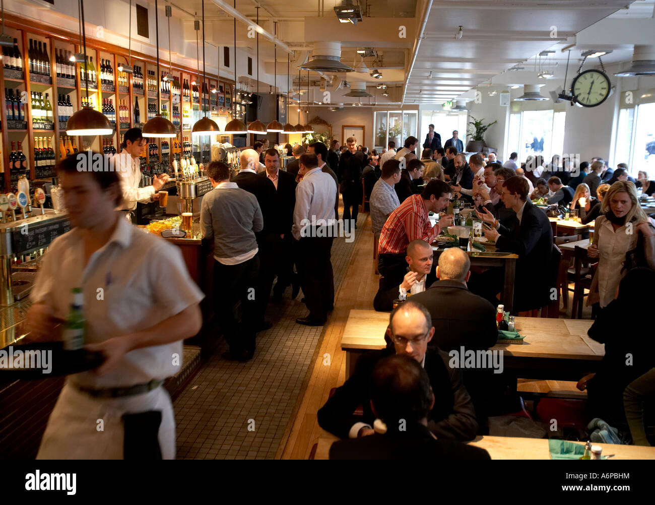 Busy pub hi-res stock photography and images - Alamy