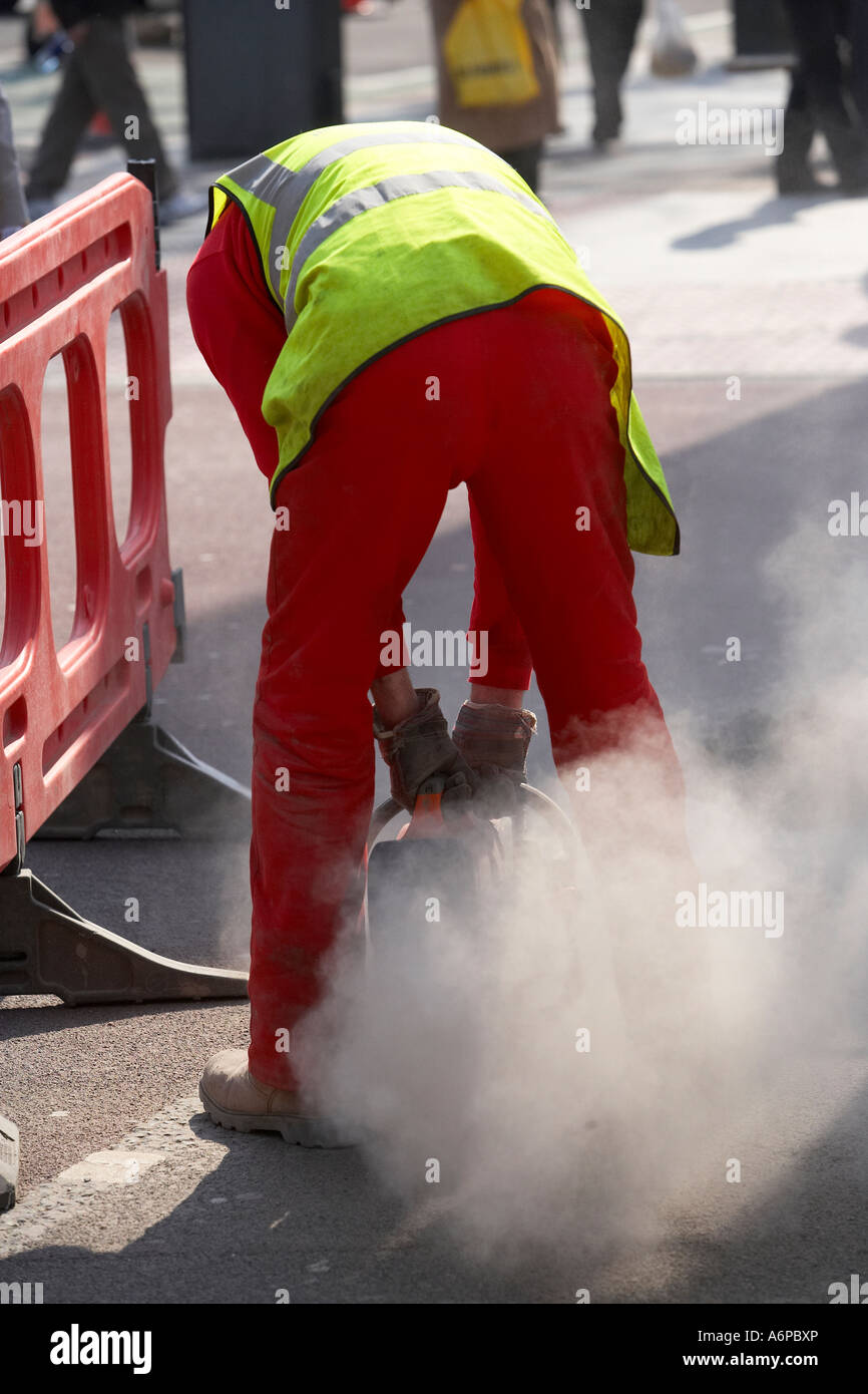 Workman dig hole hi-res stock photography and images - Alamy
