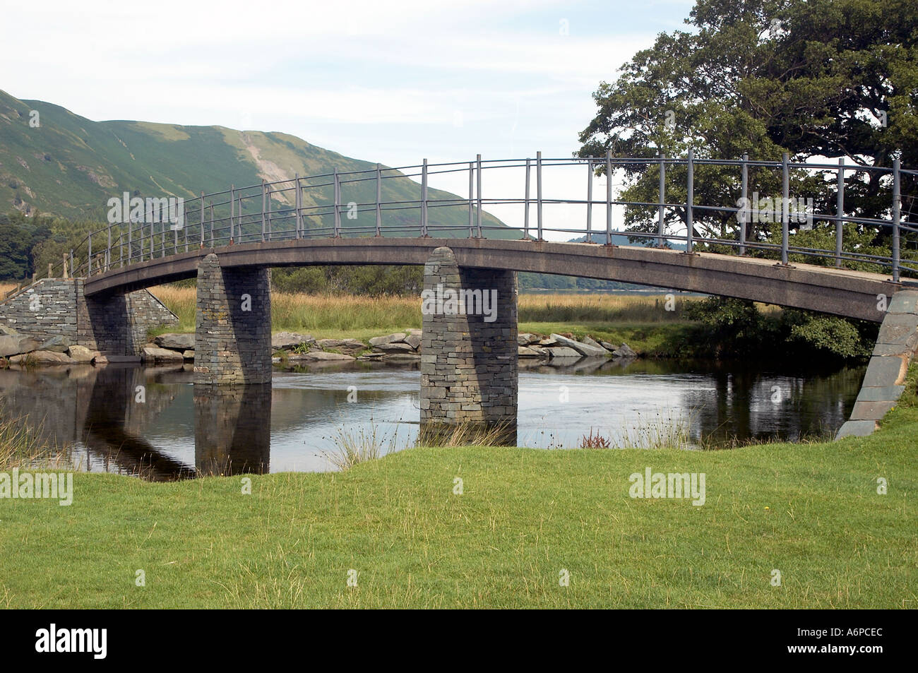 Foot bridge river hi-res stock photography and images - Alamy
