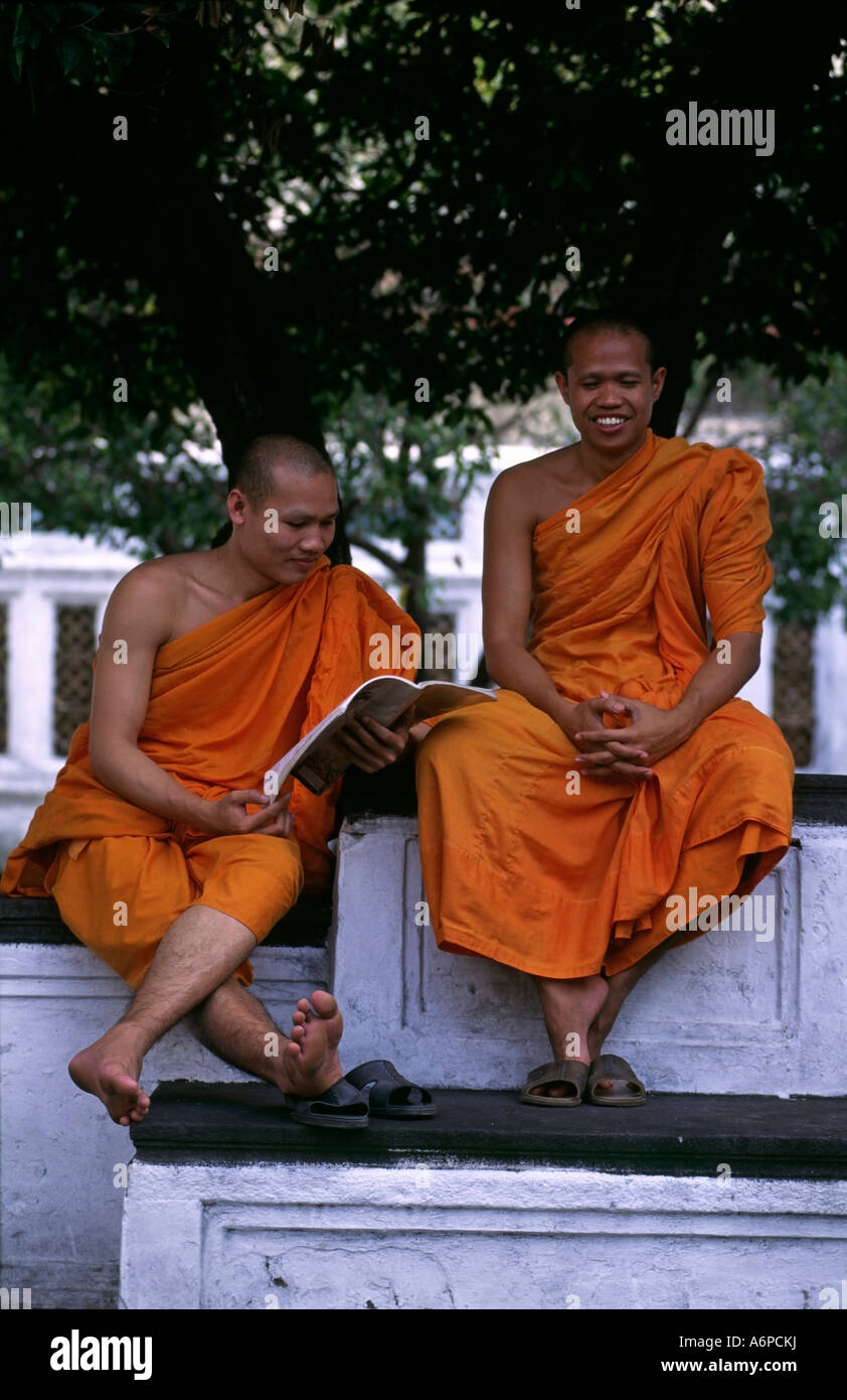 Smiling bangkok monks hi-res stock photography and images - Alamy