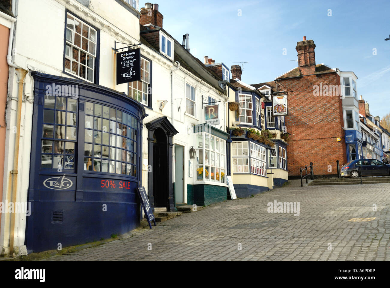 Quay Road leading down to the harbour in picturesque Lymington Stock ...