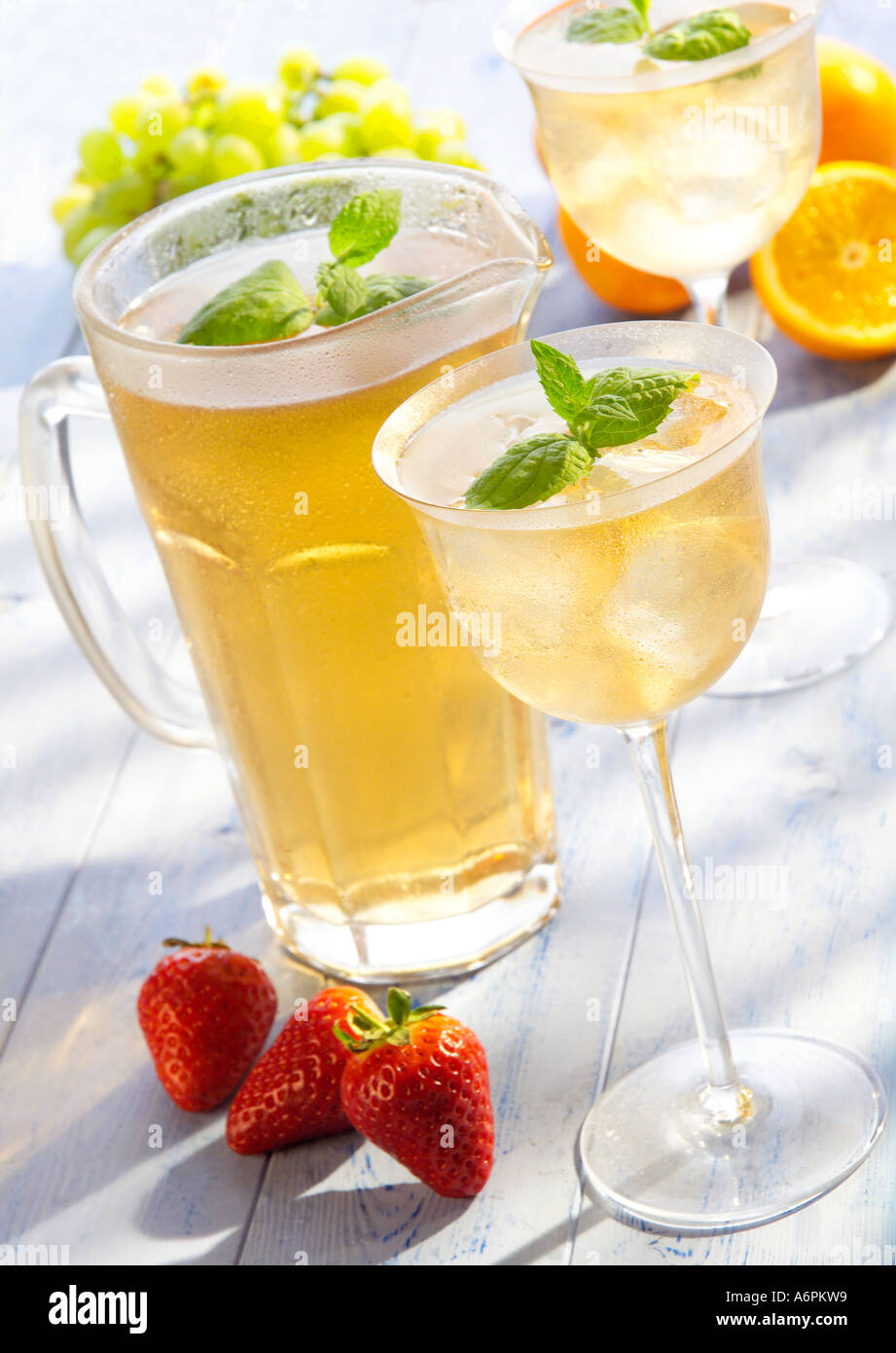 COOL REFRESHING SPARKLING SOFT DRINK ON A SUMMERS DAY Stock Photo - Alamy