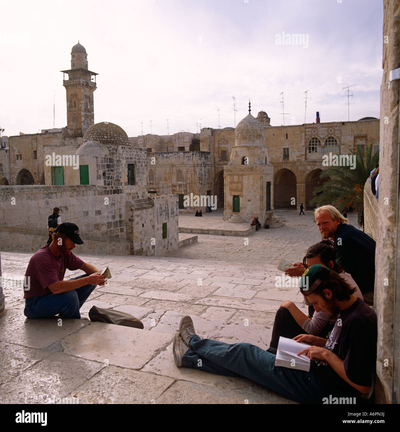 Islamic spiritual tourists hi-res stock photography and images - Alamy