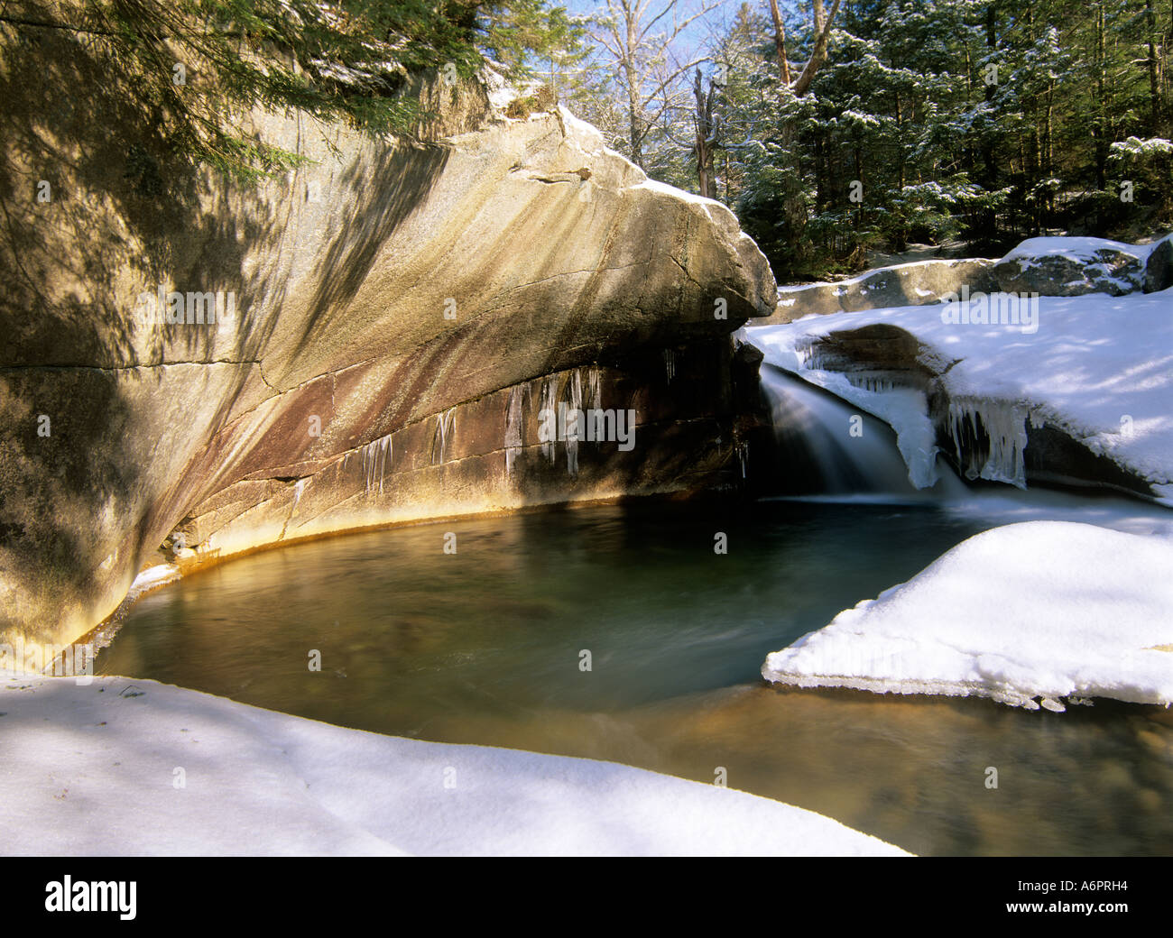 Franconia Notch State Park.. Basin viewing area surrounded by ice and ...