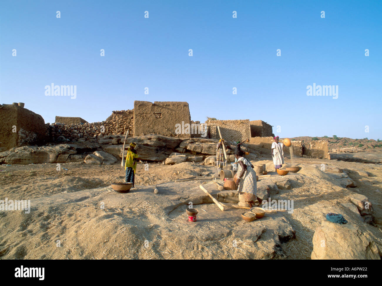Dogon women working hi-res stock photography and images - Alamy