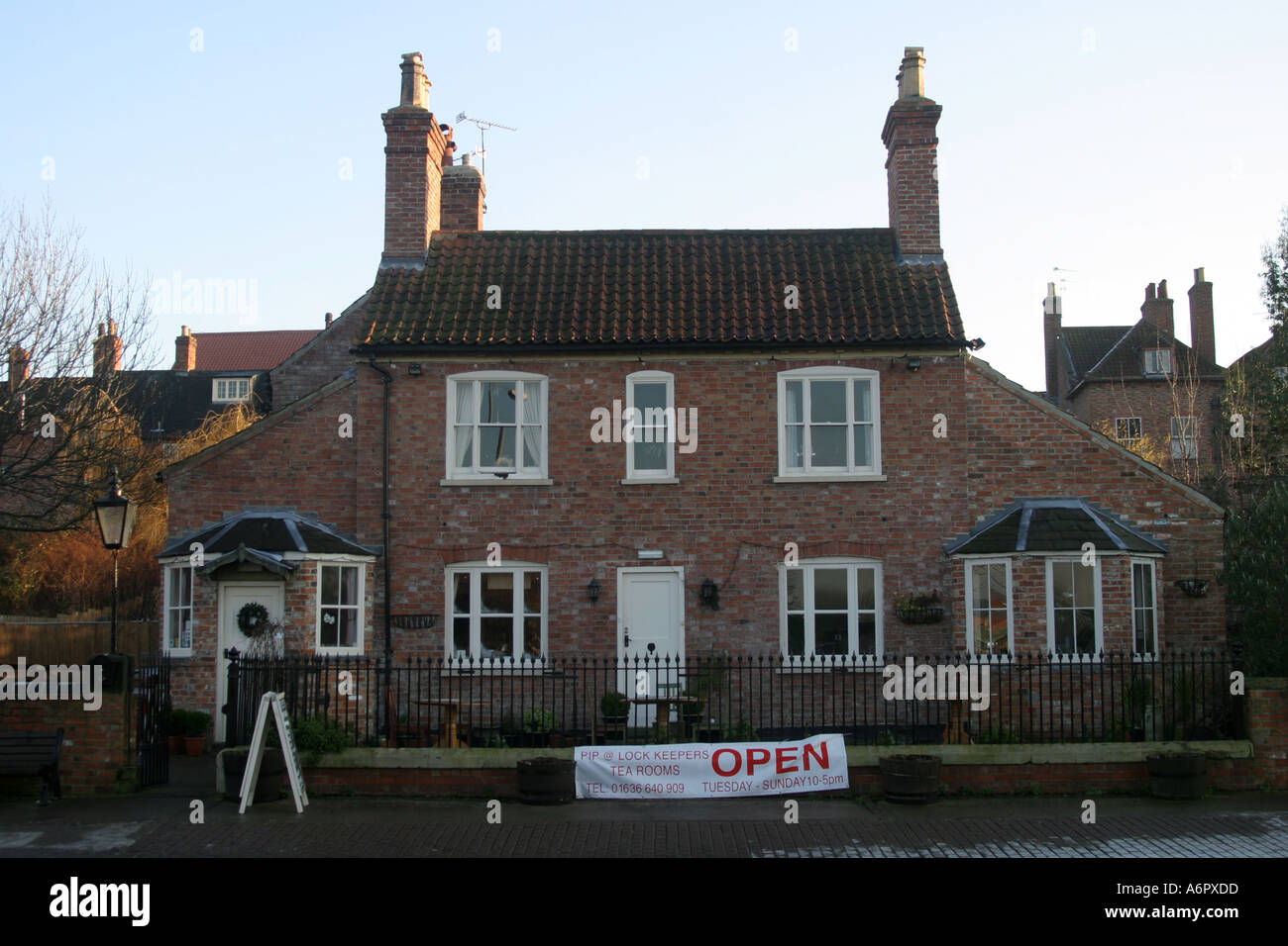 The Lock keepers cottage at Newark on the Trent Navigation Stock Photo ...