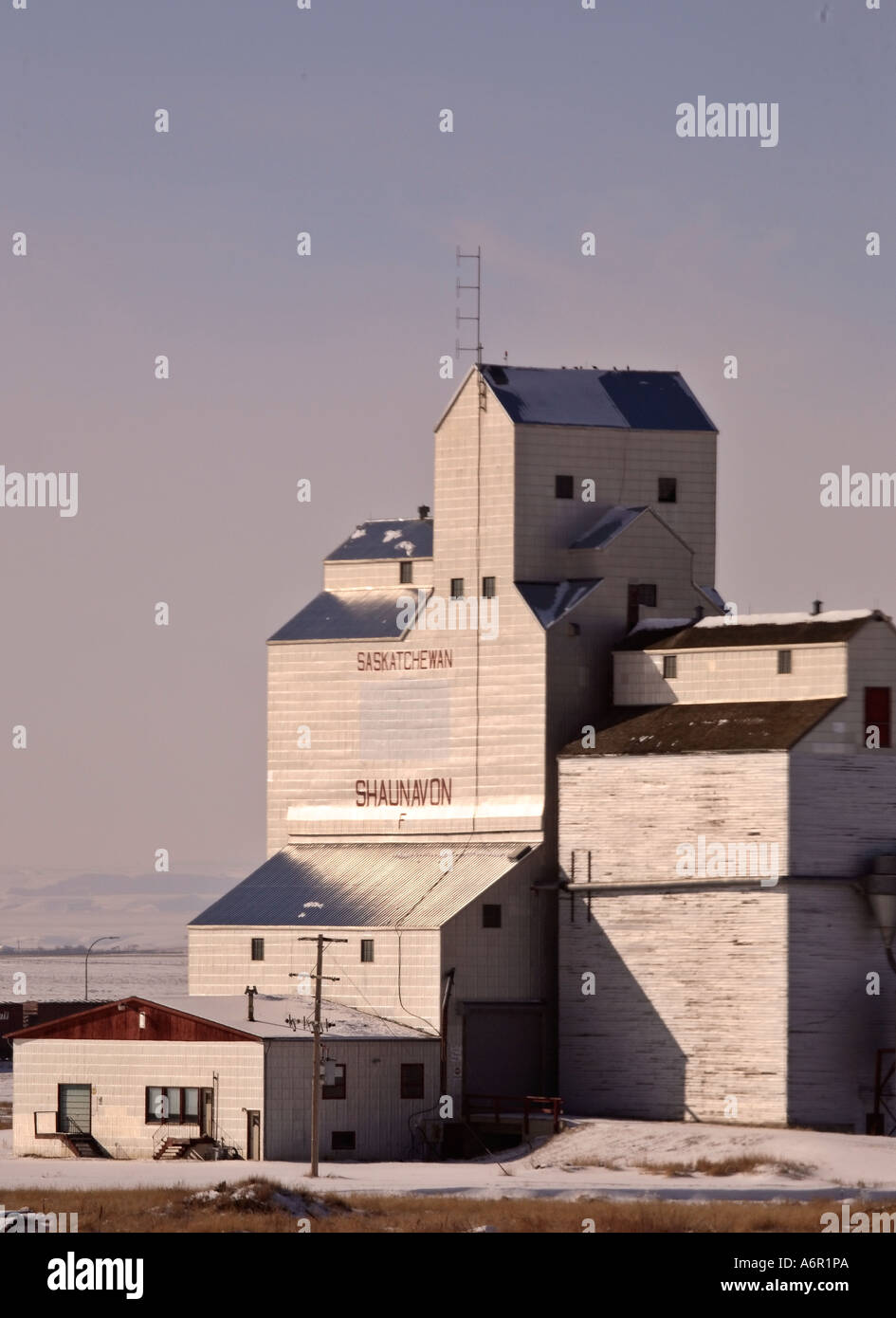 Grain elevator at Shaunavon in scenic Saskatchewan Canada Stock Photo ...
