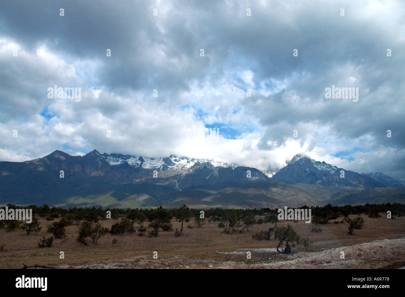 Mount yulong hi-res stock photography and images - Alamy