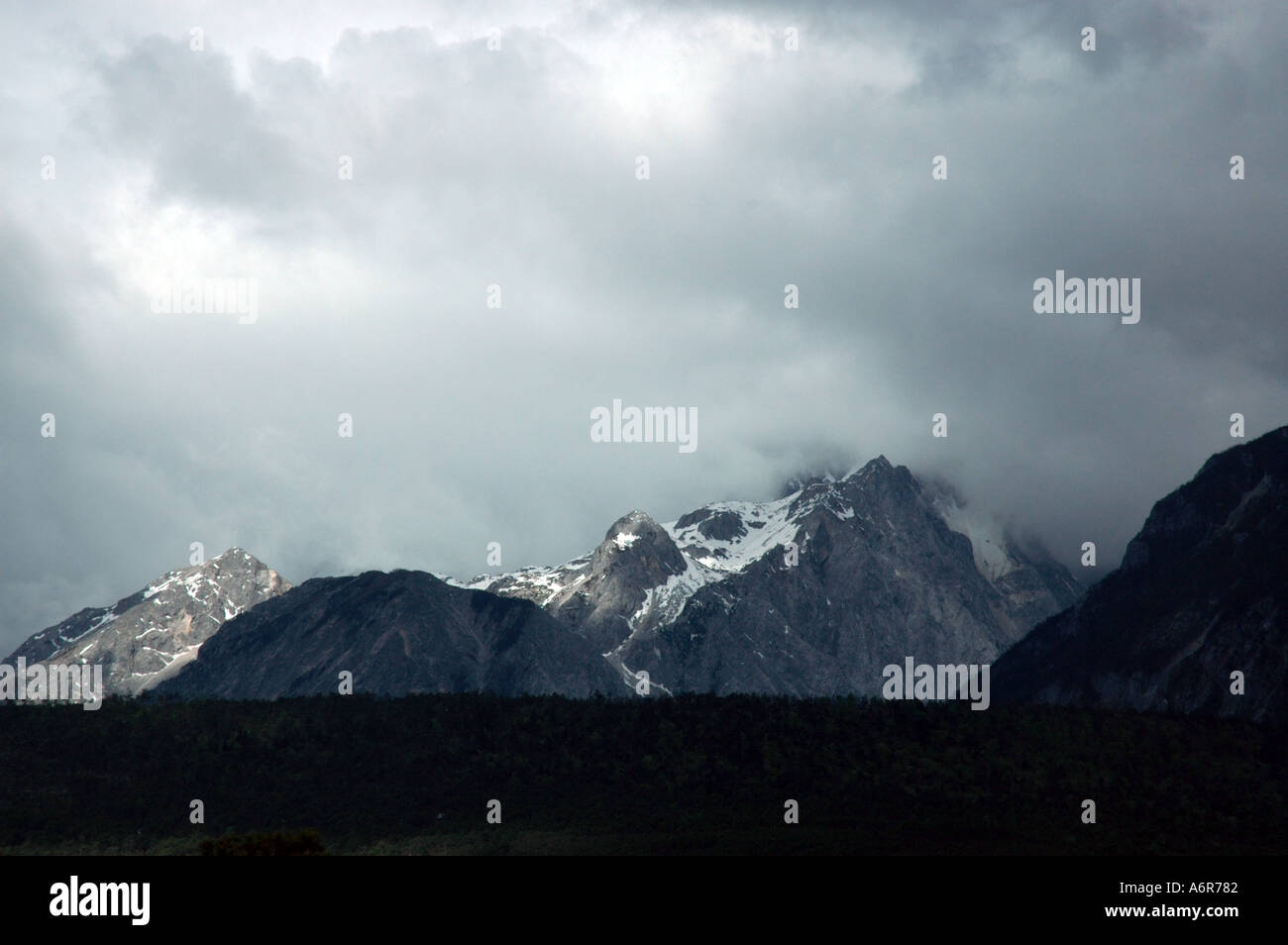 Mount yulong hi-res stock photography and images - Alamy