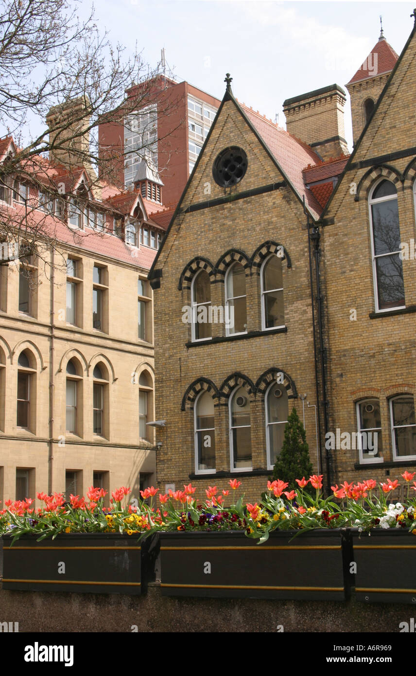 University of manchester courtyard hi-res stock photography and images ...
