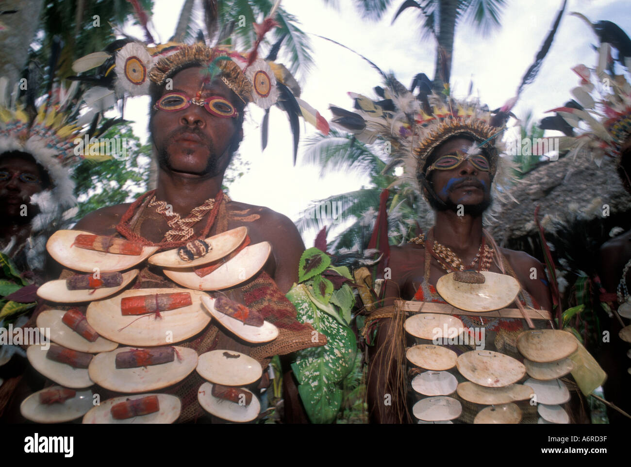 PAPUA NEW GUINEA Men dance at SING-SING Sepik River Stock Photo - Alamy