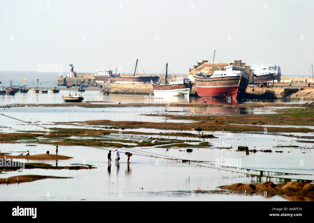 Dhow building at Mandavi Port in Gujarat India Stock Photo - Alamy