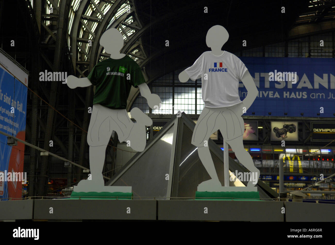 figure hamburg railway station bahnhof rail train deutschebahn DB ...