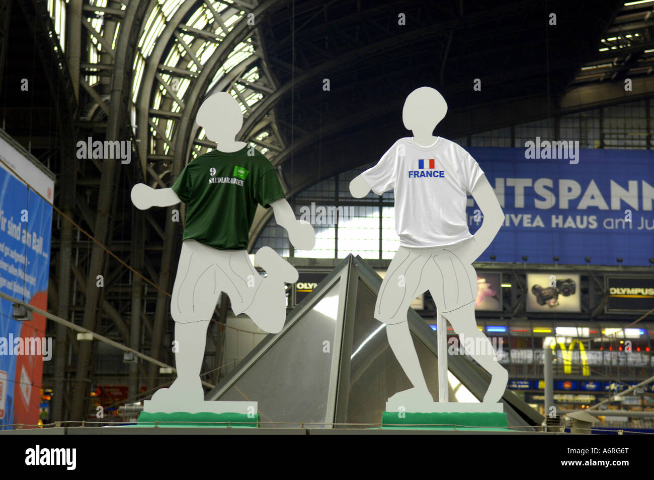 figure hamburg railway station bahnhof rail train deutschebahn DB ...