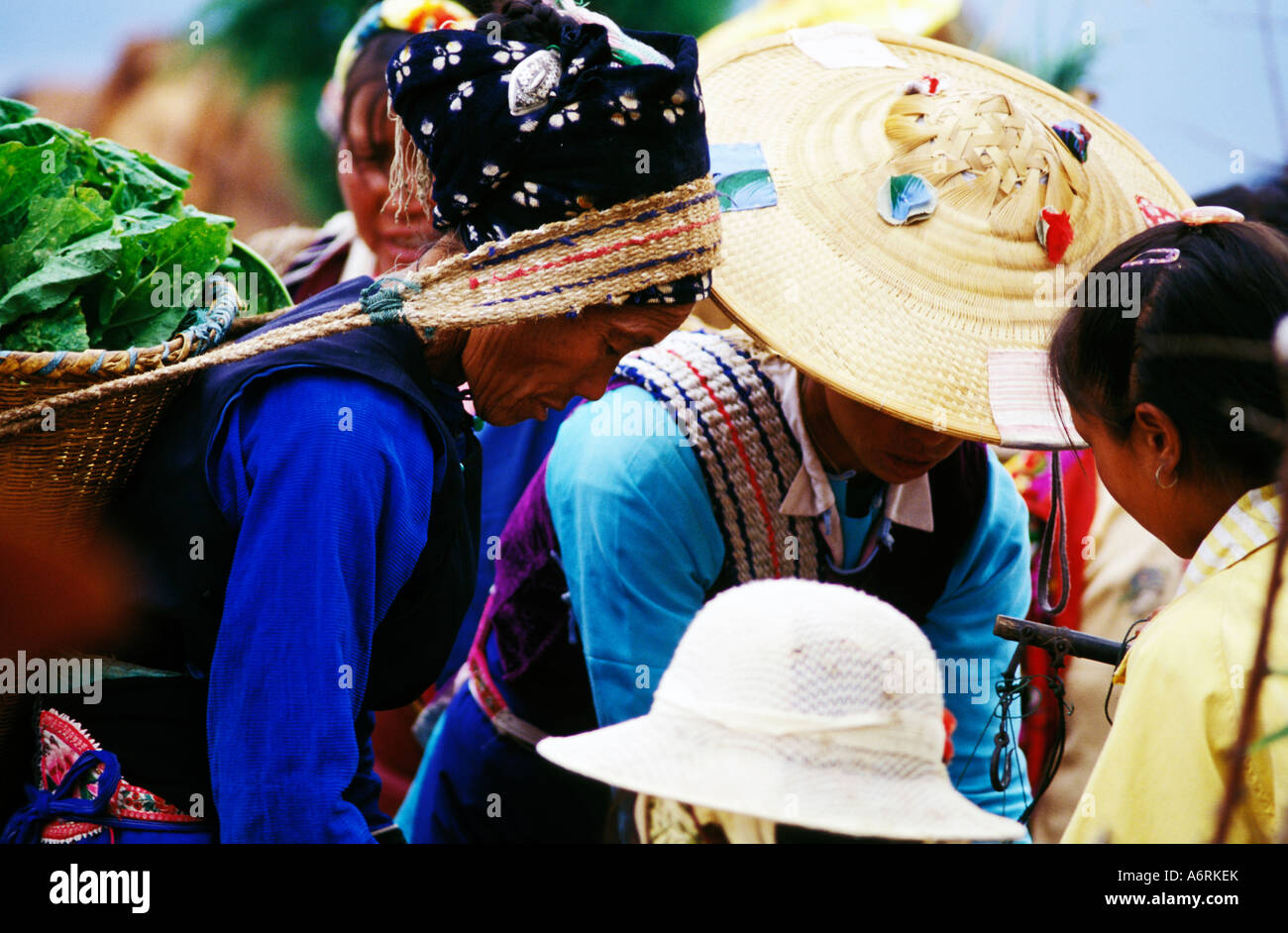 Bai women dali market hi-res stock photography and images - Alamy