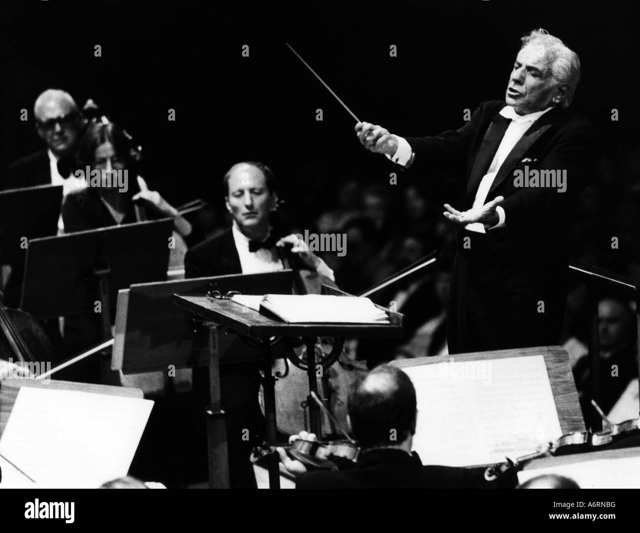 Leonard bernstein conducting hi-res stock photography and images - Alamy