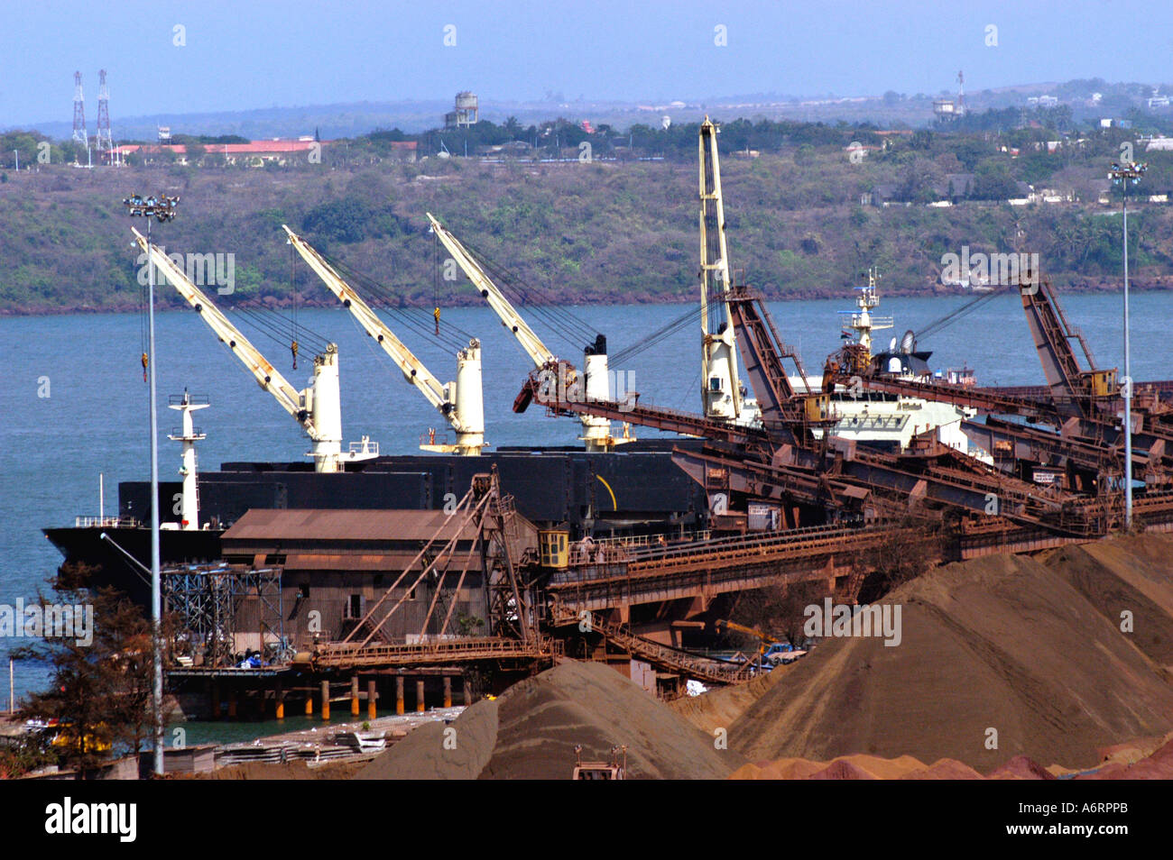 Bulk carrier ships hi-res stock photography and images - Alamy