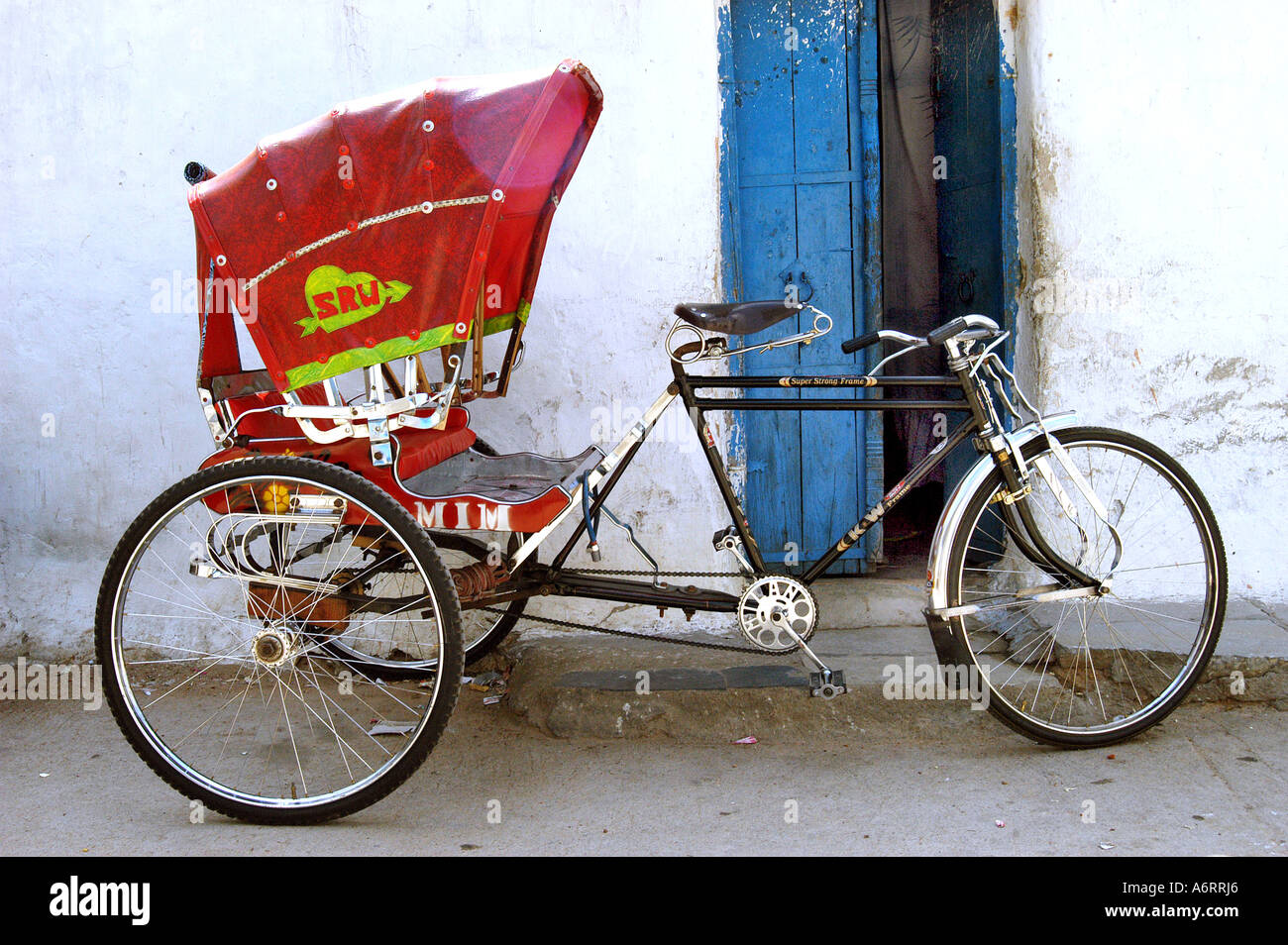 Cycle rickshaw canopy hi-res stock photography and images - Alamy