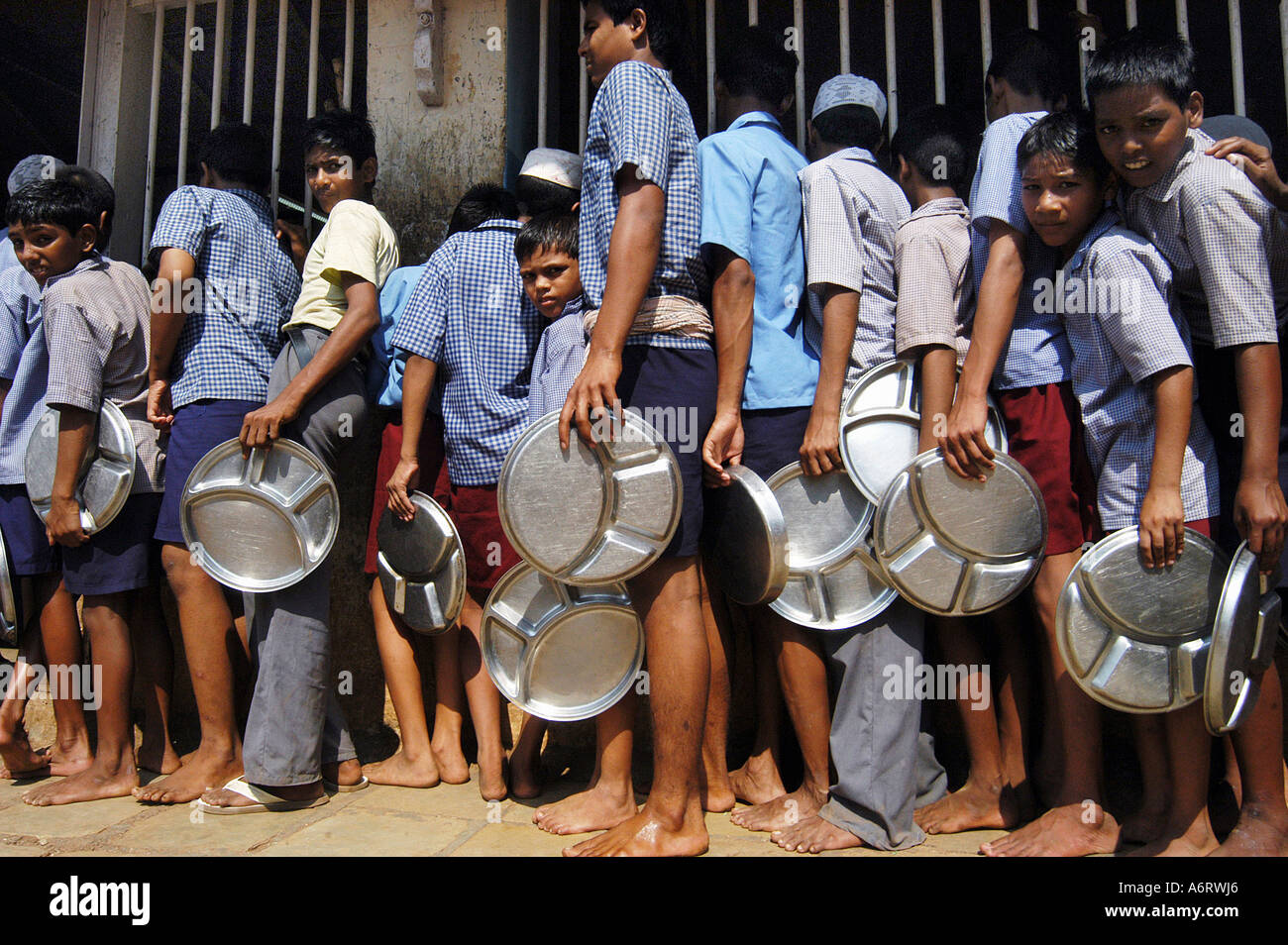 ASB77316 Children standing in queue for free meal, Bombay, India Stock ...