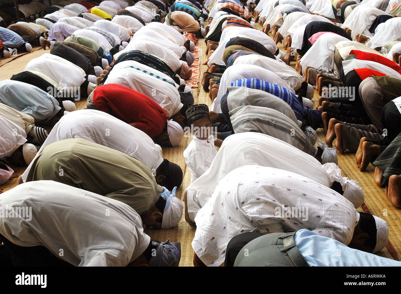 Large group of people praying Namaz at masjid, Jama Masjid, Old Delhi ...