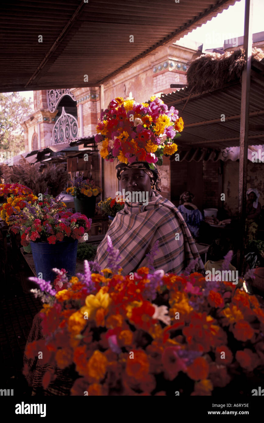 Africa, Senegal, Dakar. Flower vendor Stock Photo - Alamy