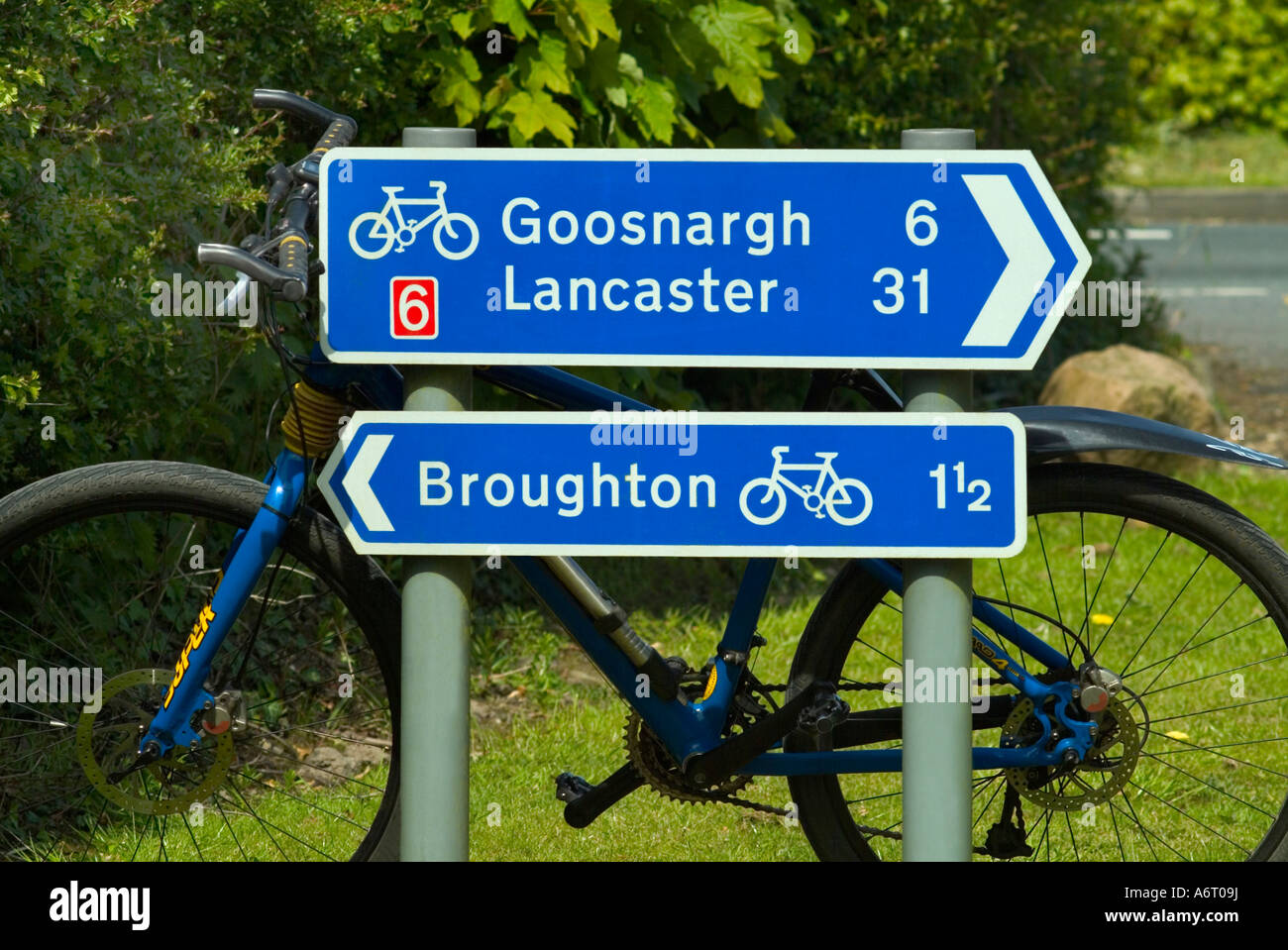 cycle & signpost Stock Photo - Alamy
