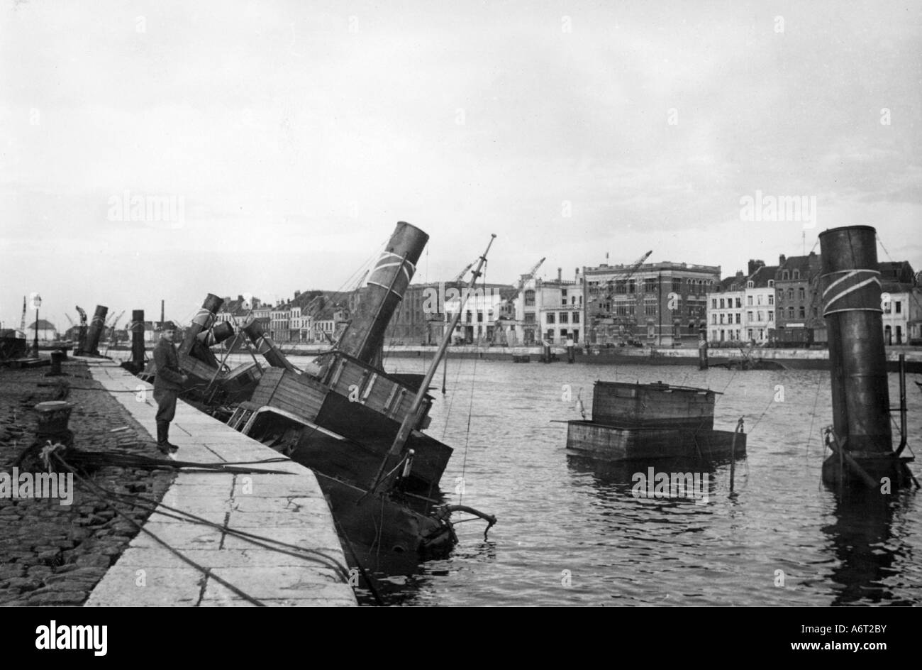 events, Second World War / WWII, France, Dunkirk docks after the ...