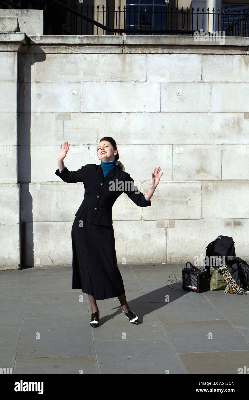 Opera singing busker. National Gallery, Trafalgar Square, London ...