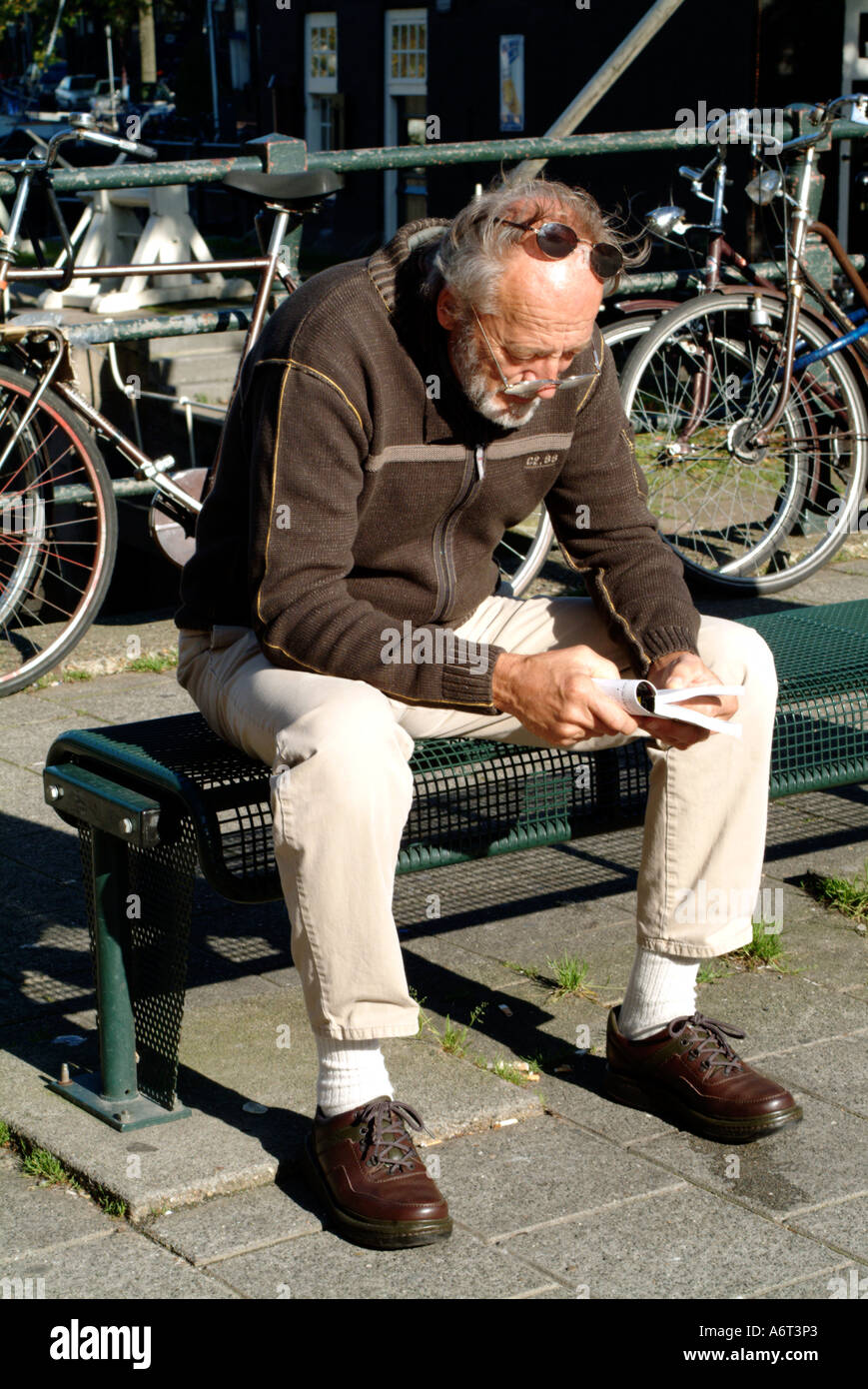man sitting reading book Stock Photo - Alamy