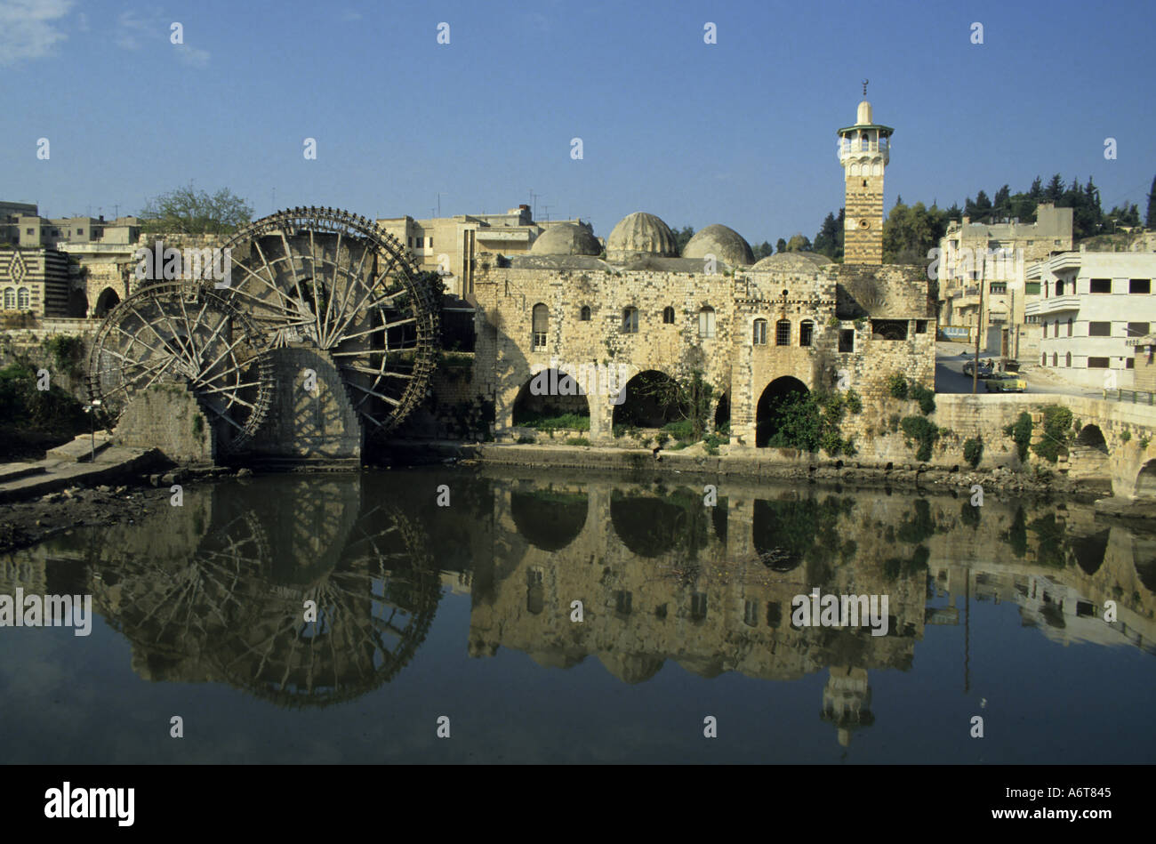 The Great Mosque of Al-Nuri and a waterwheel on the Orontes River, Hama ...