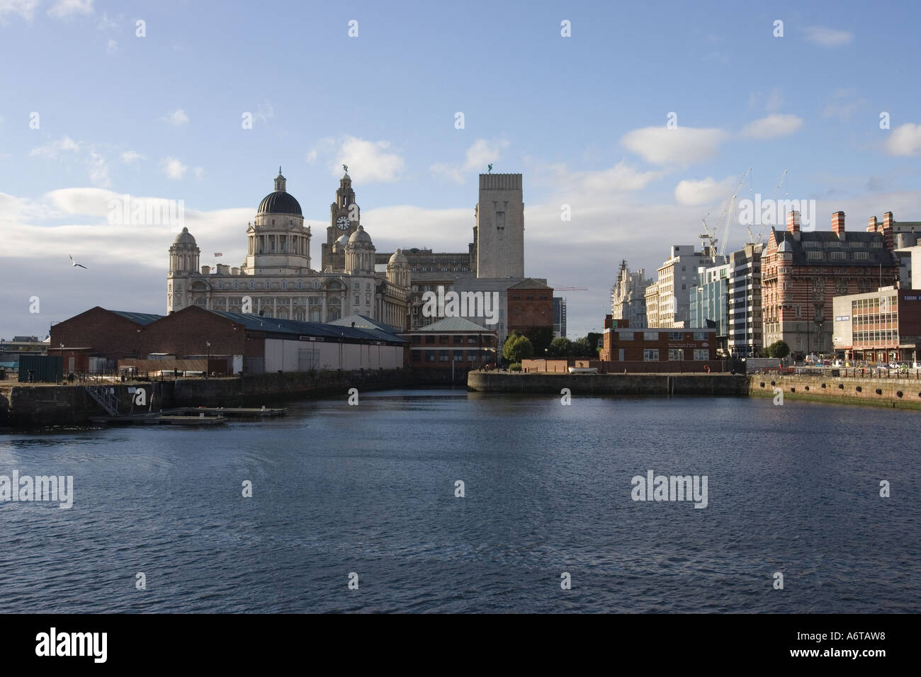 Liverpool waterfront city skyline hi-res stock photography and images ...