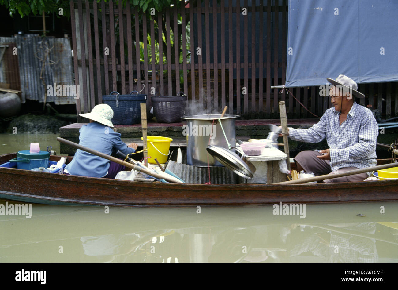 Man and woman cooking food in a canoe, Khlongs Bangkok Thailand Stock ...