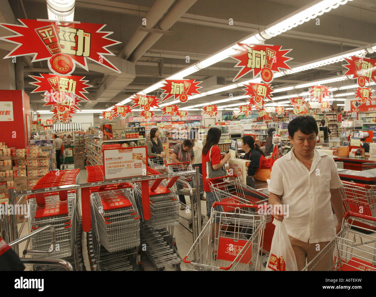 Till supermarket queue hi-res stock photography and images - Alamy