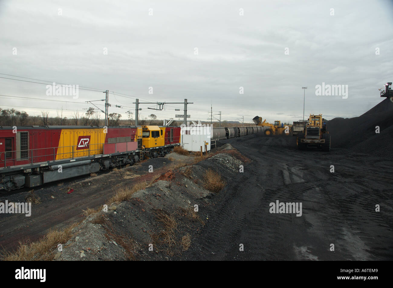 Coal train loading central queensland hi-res stock photography and ...