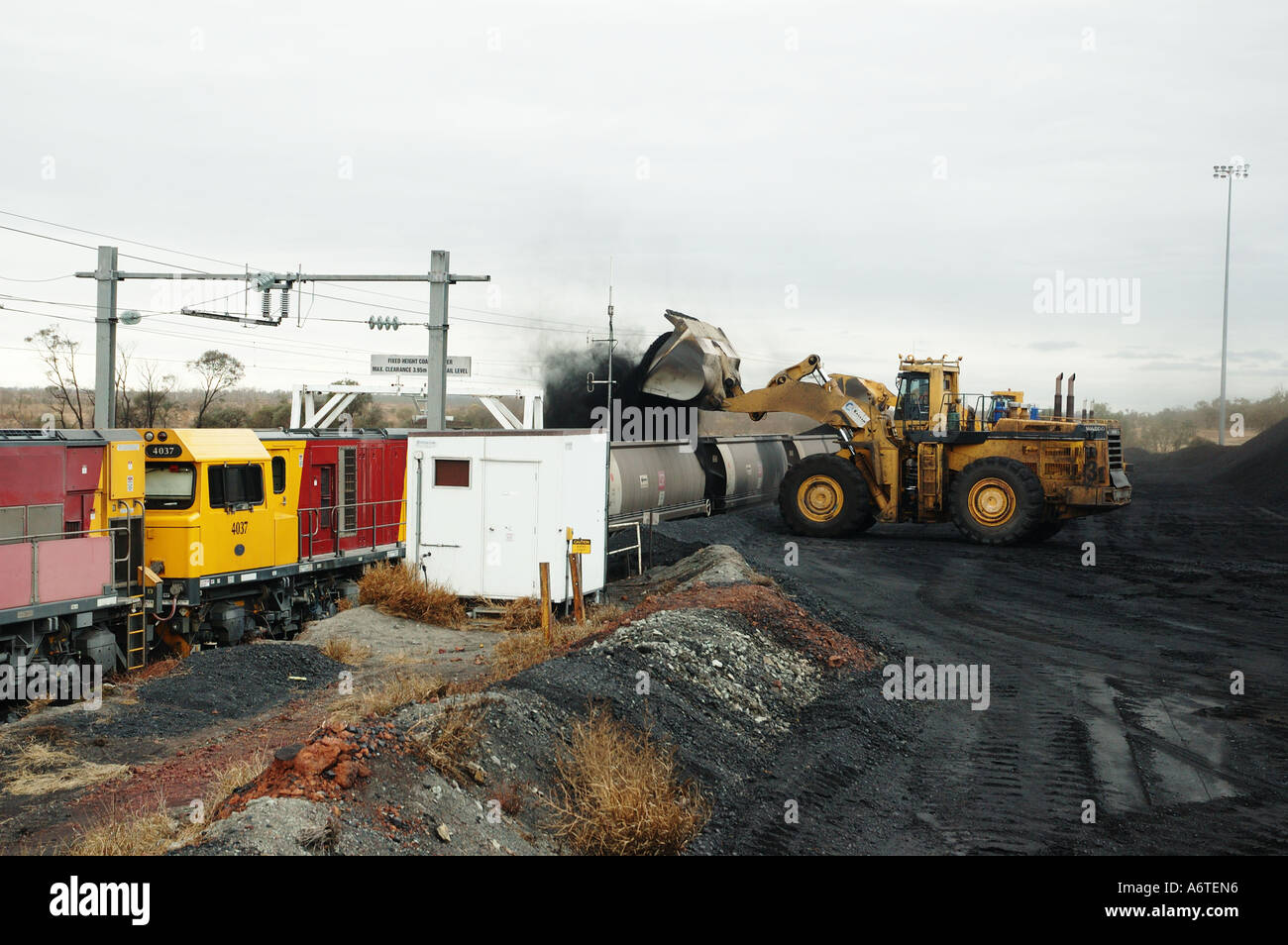coal train loading at mine in central Queensland Stock Photo - Alamy