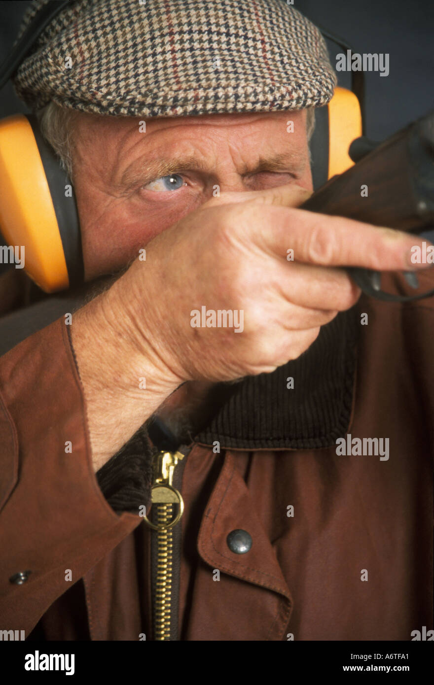 Man aiming a gun Stock Photo - Alamy