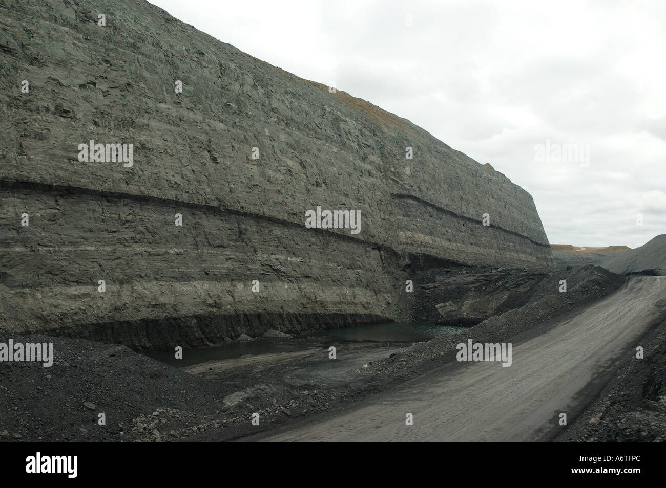 fault line in coal face open cut mine Stock Photo - Alamy