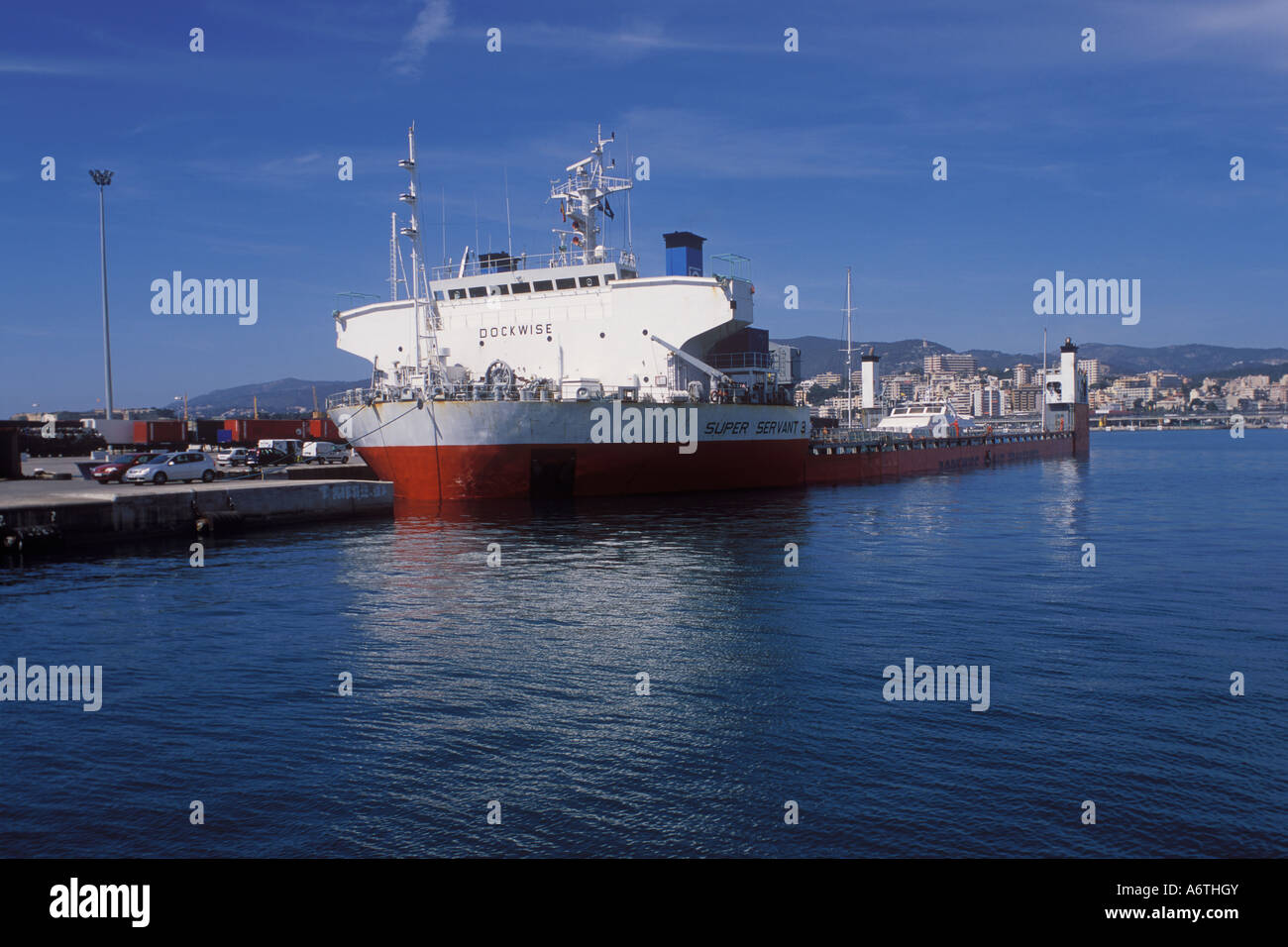 Dockwise Yacht Transporter "Super Servant 3" semi submerged whilst ...