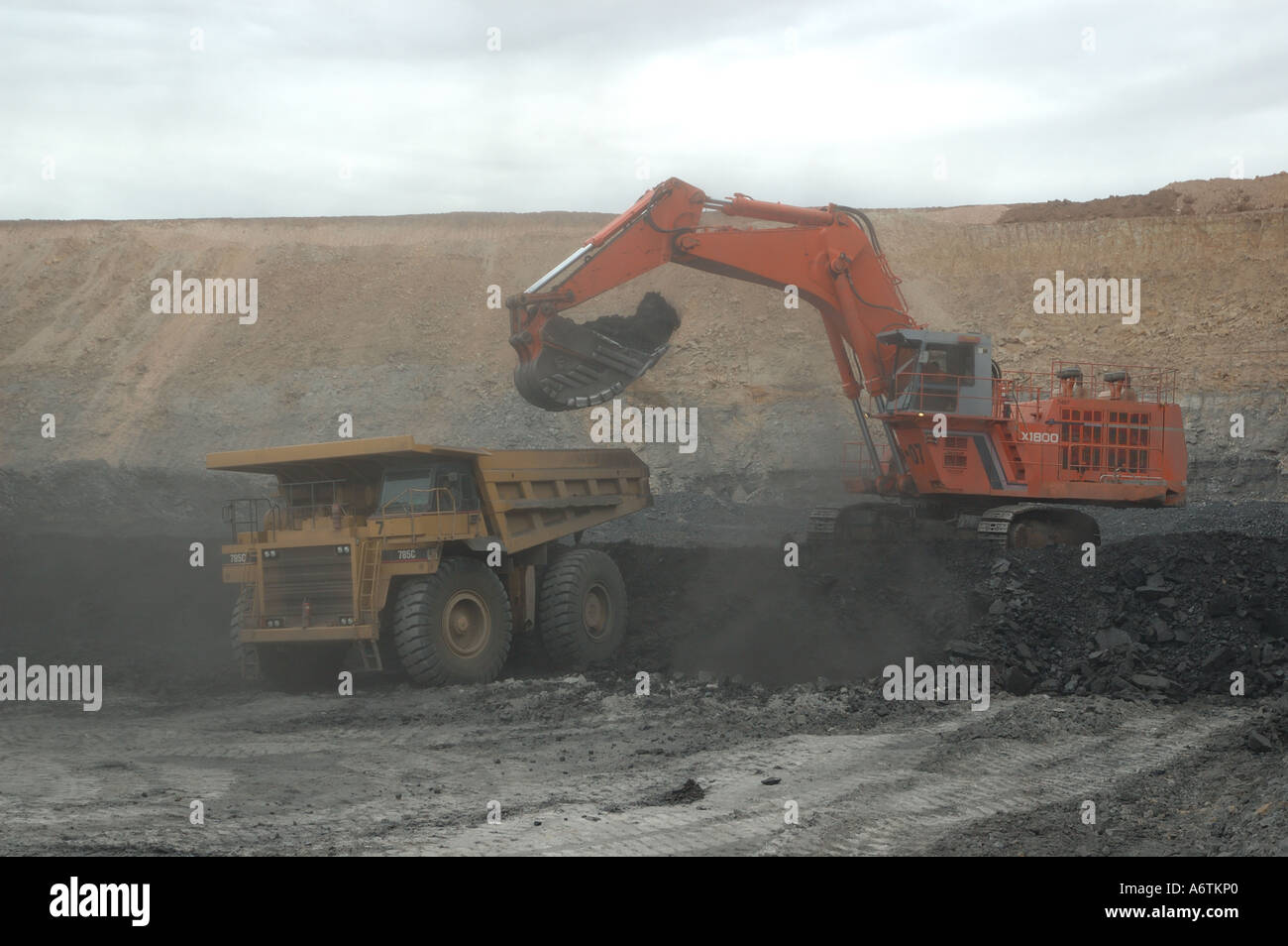 excavator loading coal Central Queensland open cut coal mine Stock ...
