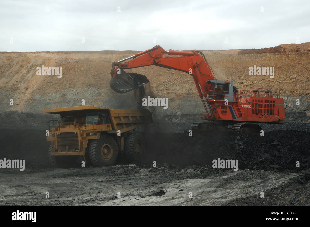 excavator loading coal Central Queensland open cut coal mine Stock ...