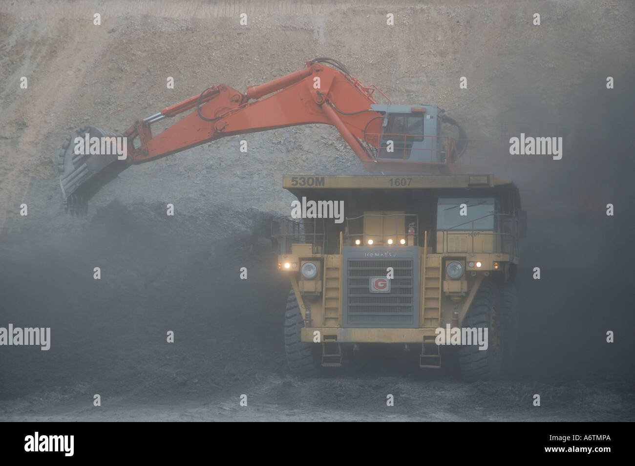 excavator loading coal Central Queensland open cut coal mine Stock ...